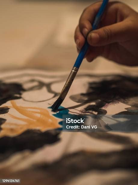 손 아이들이 그림을 그립니다 파란색 예술 회화 학교로 돌아가기 어린이 및 예술 개념 공부에 대한 스톡 사진 및 기타 이미지 Istock