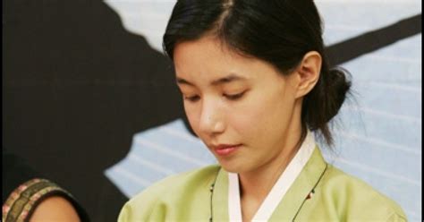 [포토]저고리 만지는 오승현