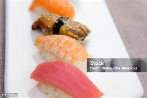 아시아 일본 음식 맛있는 레스토랑 아름다운 서빙 백자 접시 흰색 배경 초밥 세트 사시미 참치 새우 장어 붉은 생선 연어 세트 콩과 젓가락을 곁들인 사시미 초밥 세트 0명에