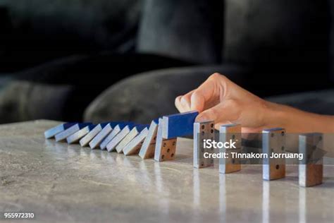 사업가 손 중지 도미노 연속 축출된 효과 연속에서 축출 또는 위험 전략 및 비즈니스에 대 한 성공적인 개입 개념 가로채기에 대한 스톡 사진 및 기타 이미지 Istock