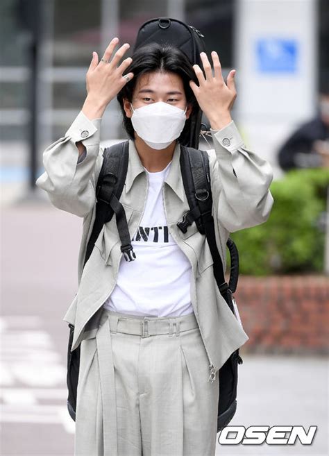 이무진 머리 넘기며 [사진]