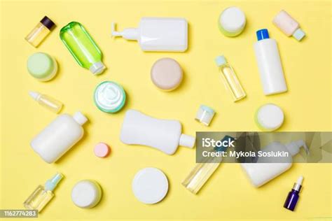 플라스틱 바디 케어 병 플랫 누워 조성물의 노란색 배경 빈 공간에 화장품 을 디자인합니다 흰색 코스메틱 컨테이너 세트 복사