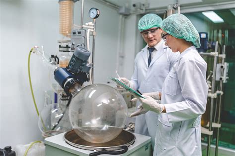 기술 전문가들은 과학 실험실 공작 기계를 운영하는 방법을 가르치고 있으며 과학자는 교육 및 기술을위한 새로운 도구를 사용하여