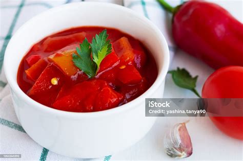 고추와 토마토 흰색 접시에 채소와 헝가리 요리의 클로즈업 Lecso 국가 요리 테이블에 토마토와 달콤한 파프리카의 레초 헝가리 음식 복사 공간을 복사합니다 0명에 대한 스톡