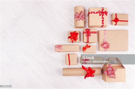 크리스마스 배경레드 리본와 부드러운 빛 화이트 나무 보드에 플랫 리본 다양 한 크 래 프 트 종이 선물의 집합이 하다 복사 공간 가벼운에 대한 스톡 사진 및 기타 이미지