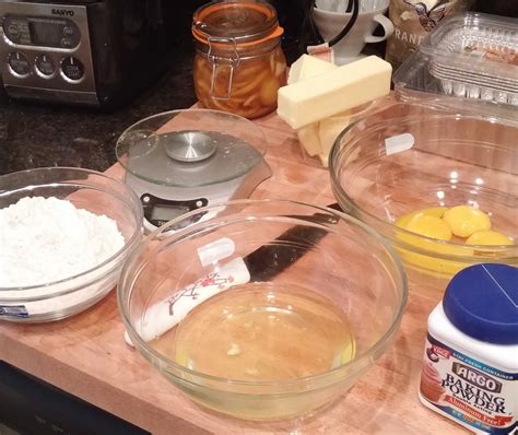 집에서 만드는 컵케익과 남은 레몬청으로 만드는 레몬파운드 케익 그리구 카스테라 ㅎ 컵케익은 아이스크림 콘에 넣구 만들구 위에 아이싱으로 휙휙 돌려서 아이스크림이 위에