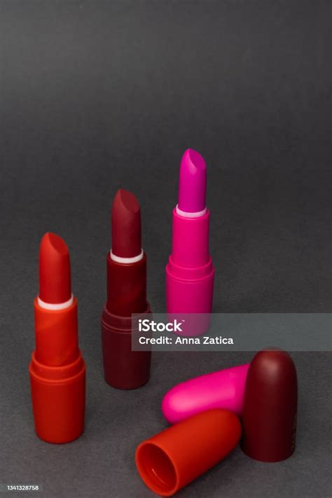 립스틱 럭셔리 사진 대부분의 클래식 립스틱은 어두운 회색 배경에 어두운 빨간색 밝은 분홍색과 선명한 빨간색을 색상 0명에 대한 스톡 사진 및 기타 이미지 Istock