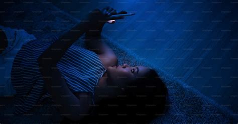 아시아 여성은 밤에 휴대 전화를 사용합니다 그녀는 채팅하고 바닥에서 자고 있습니다 사진 Unsplash의 중독자 이미지