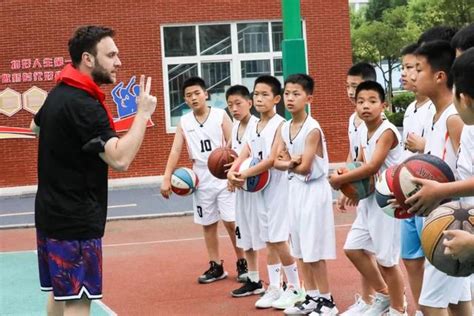 前国手苏伟带领教练团队走进日照校园 东方体育