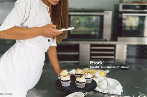 제과 소녀는 자신의 블로그에 대한 컵 케이크를 촬영 소녀는 스마트 폰에서 컵 케이크의 사진을 만든다 기술을 사용하는 사람 케이크 만드는 사람에 대한 스톡 사진 및 기타