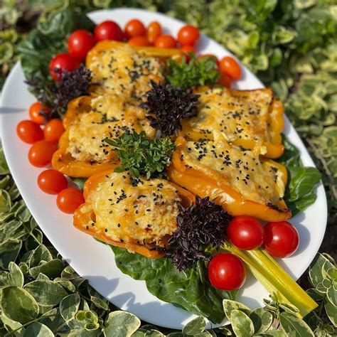 Лодочки из перца фаршированные куриным фаршем и кабачком в духовке Ингредиенты Перец