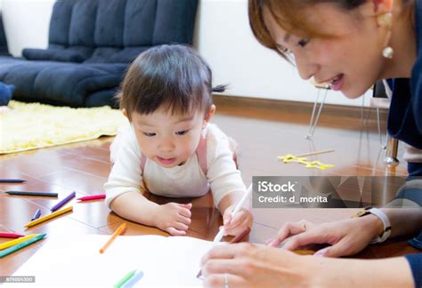 1올해늙은 여자는 어머니와 함께 그림 그리기 아이에 대한 스톡 사진 및 기타 이미지 아이 아기 교사 교육 관련 직업 Istock