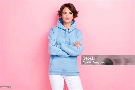 귀여운 예쁜 아가씨가 파란색 옷 옷을 입고 팔 접힌 좋은 분위기 직접 빈 공간 분홍색 색상 배경에 고립 된 사진 25 29세에 대한 스톡 사진 및 기타 이미지 Istock