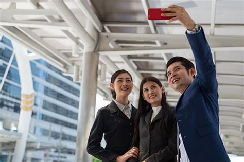 아시아 비즈니스 남녀 비즈니스 도시에서 스마트폰으로 Selfie를 복용 Voip에 대한 스톡 사진 및 기타 이미지 Voip 기업 비즈니스 남성 Istock