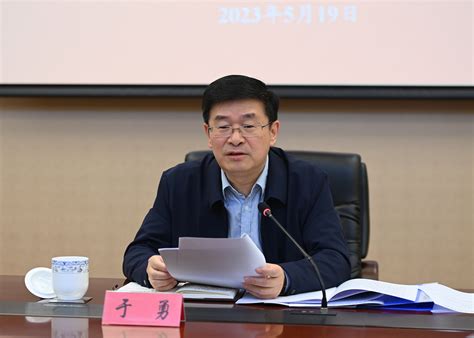 持之以恒整治形式主义为基层真减负减真负静安区委常委会举行扩大会议暨区委党的建设工作领导小组会议
