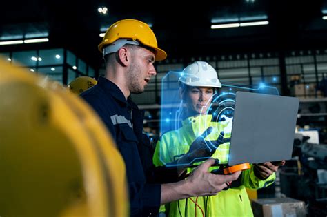 전문 엔지니어 또는 프로그래머가 공장 실험실에서 Ai 도구로 로봇 팔을 확인하고 전문 작업 및 스마트 공장 기술 개념 인공지능에 대한 스톡 사진 및 기타 이미지 Istock