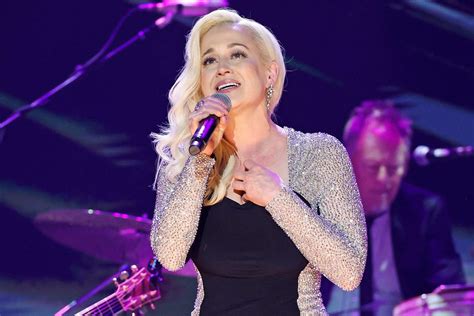 Kellie Pickler Returns To Stage First Time Since Husbands Death