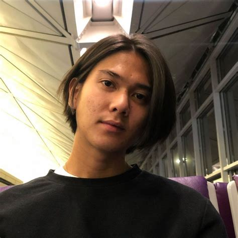 Lagi Ngetren Artis Cowok Indonesia Kece Dengan Rambut Belah Tengah