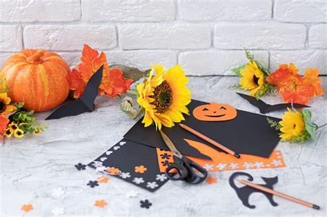 호박 해바라기 단풍으로 흰색 벽돌 벽 배경에 색종이절단 할로윈 파티 해피 홀리데이 장식준비 0명에 대한 스톡 사진 및 기타 이미지 Istock