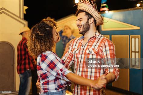 페스타 주니나 6 월 축제 밤 하늘 아래에서 춤을 추는 전통 옷을 입은 브라질 커플 춤에 대한 스톡 사진 및 기타 이미지 춤 커플 드레스 Istock