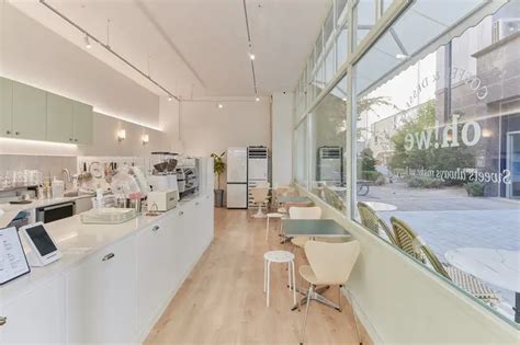 화이트 격자 창문 아늑하고 코지한 분위기 12평 인천 카페 인테리어 인천 연수구 송도