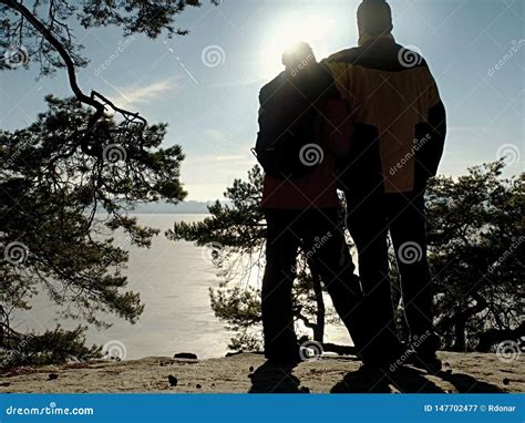 Tiro De La Vista Posterior De Los Pares Del Amor Que Toman Un Paseo Rom Ntico Imagen De Archivo