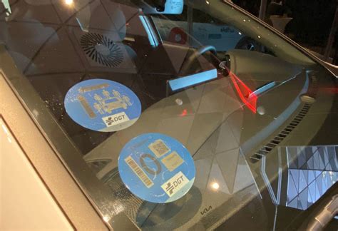 Etiqueta Azul La Pegatina De La Dgt Que Llevarán Cada Vez Más Coches