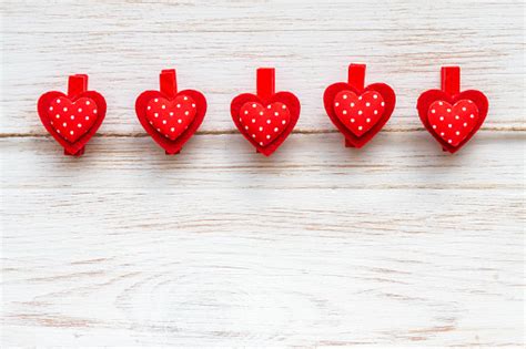 나무 테두리의 옷핀에 빨간 점선 하트가 줄지어 있습니다 발렌타인 데이 배경입니다 행복한 사랑 컨셉 0명에 대한 스톡 사진 및 기타 이미지 Istock