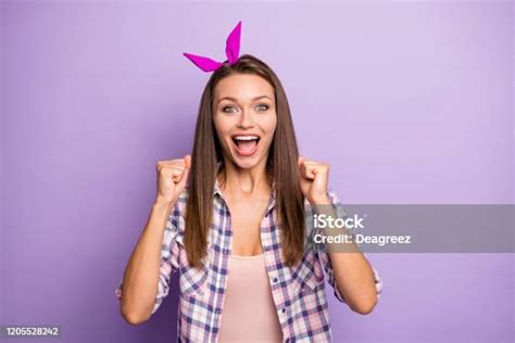 흥분 미친 소녀의 초상화 놀라운 대성공 승리 뉴스 비명 예 믿을 수없는 상승 주먹 캐주얼 스타일의 옷을 입고 고립 된 보라색 색상 배경 갈색 머리에 대한 스톡 사진 및 기타
