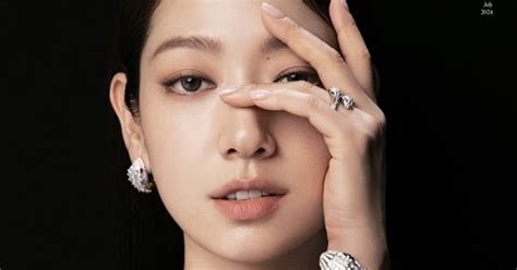 박신혜 여왕의 우아한 자태…홍콩 보그 표지 장식