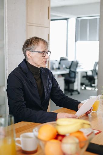 솔직한 순간 성숙한 사업가사무실 회의 중에 동료들과 프로젝트 아이디어를 논의 40 49세에 대한 스톡 사진 및 기타 이미지 40 49세 50 59세 경영자 Istock