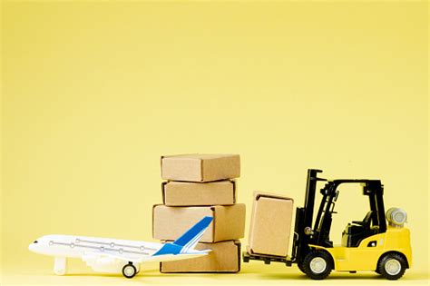 미니 지게차 트럭은 비행기에 골판지 상자를로드합니다 상품과 제품의 빠른 배달 물류 접근하기 어려운 장소와의 연결 배너 복사 공간 0명에 대한 스톡 사진 및 기타 이미지