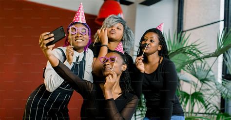 아프리카 계 미국인 소녀들은 친구의 생일을 축하하고 행복하고 웃고 셀카를합니다 사진 Unsplash의 우크라이나 이미지