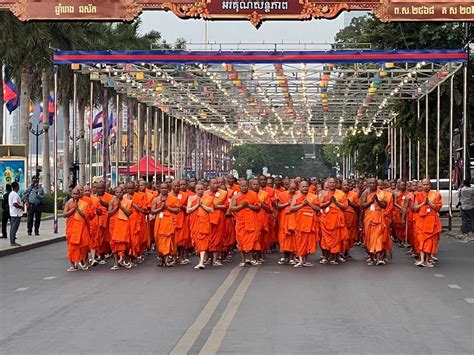 ព្រះមហាក្សត្រ ទ្រង់ស្ដេចយាង ថ្វាយព្រះភ្លើងសម្ដេចមហាសង្ឃរាជ ទេព វង្ស