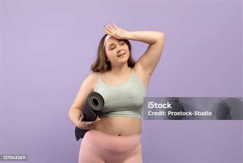 피곤 한 젊은 유럽 플러스 크기 여자 에 스포츠웨어 닦아 땀 후 훈련 개최 매트와 빈 공간을 보고 여자에 대한 스톡 사진 및 기타 이미지 Istock