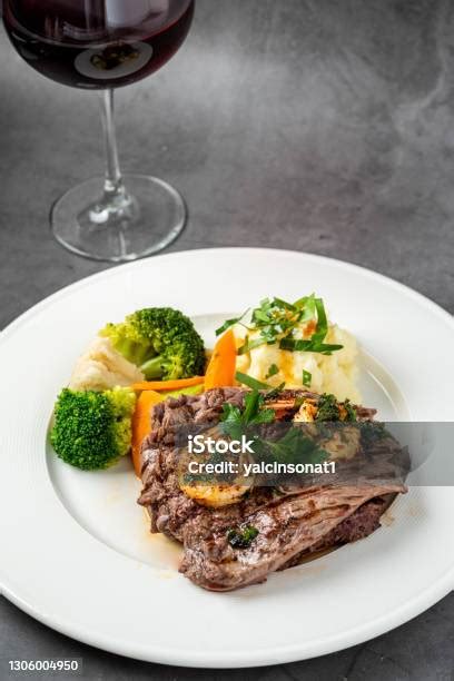 구운 브로콜리와 콜리플라워를 곁들인 맛있는 육즙이 많은 스테이크와 새우 서핑과 잔디 스타일 새우 해산물에 대한 스톡 사진 및 기타 이미지 Istock