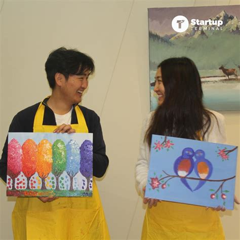 Ider Od Bumble гэх цахимаар болзох аппликейшныг үүсгэн гүйцэтгэх захирлаар нь ажиллаж буй 32