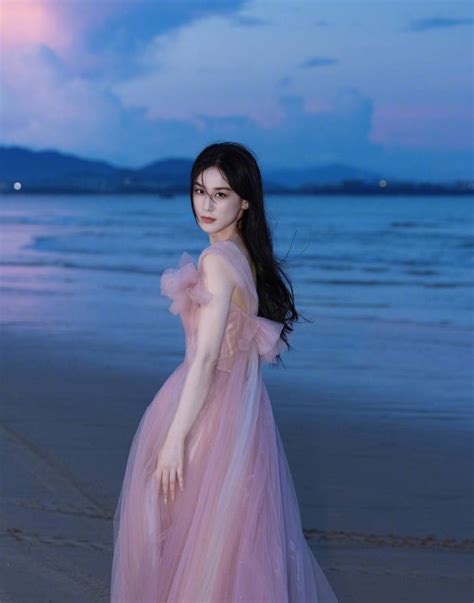 黄圣依晒海边照优雅明媚 一袭粉色纱裙清纯可人 搜狐大视野 搜狐新闻