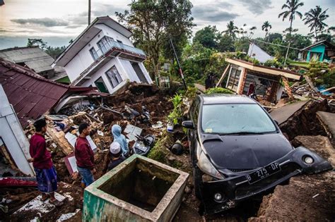 Shallow Quake Kills 162 Injures Hundreds On Indonesias Java Island