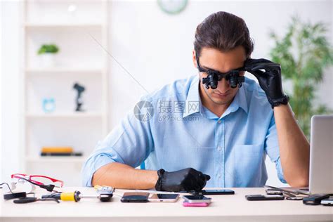 修理手机的年轻男技术员高清图片下载 正版图片506625345 摄图网