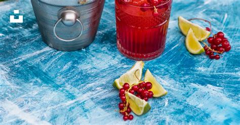 파란색 테이블에 딸기와 흰색 크림을 곁들인 투명한 마시는 유리에 담긴 아이스크림 사진 Unsplash의 무료 마시다 이미지