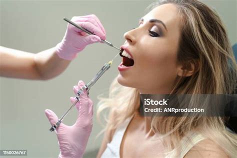치과 진료소에서 그녀의 환자에 게 무감각 주입을 주는 여자 치과의 클로즈업 치과 의사에 대한 스톡 사진 및 기타 이미지 치과 의사 2명 건강 진단 Istock