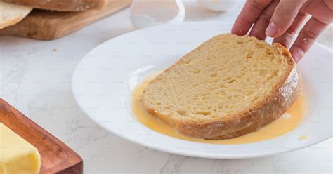 한 사람이 빵 한 조각에 버터를 바르고 있다 사진 Unsplash의 프렌치 토스트 이미지