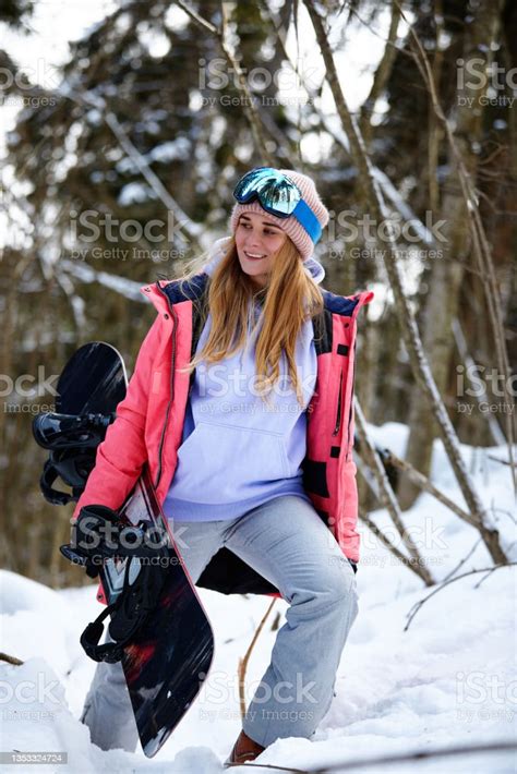 스키 리조트에서 스노우보더 여성의 초상화를 가까이서 헬멧과 고글을 입고 산을 비추세요 귀하의 정보를 위한 무료 복사 공간 겨울에 대한 스톡 사진 및 기타 이미지 Istock