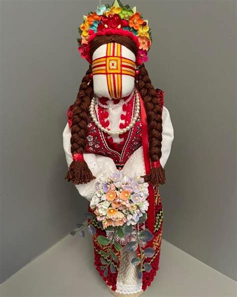 尹 蘿 極圈永久住民 民俗 烏克蘭傳統護身符娃娃 Motanka Doll 烏克蘭文化中歷史悠久的護身符，特色為不使用針和剪刀來縫紉，而