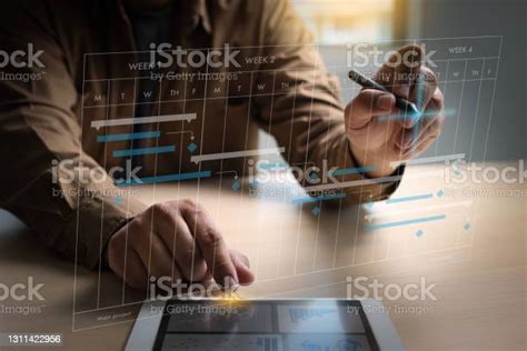 사업가 작업 프로젝트 및 업데이트 Gantt 소프트웨어 차트 일정 가상 다이어그램 및 진행 계획 품질 및 통신 Gantt 에 가상 화면 갠트 차트에 대한 스톡 사진 및 기타