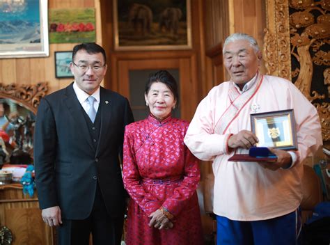 Х Баянмөнх аваргыг “Нийслэл хотын Хүндэт иргэн” ээр өргөмжиллөө Newswall