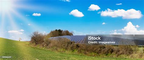 녹색 필드에있는 태양 전지판 잔디와 푸른 하늘이있는 풍경 태양광 대체 전력원 지속 가능한 자원의 개념 지평선에 대한 스톡 사진 및 기타 이미지 Istock