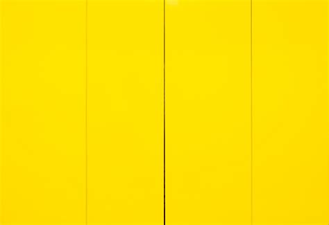 노란색 벽과 전기 제어판은 각 학생의 사물함과 열쇠에 번호가있는 대학의 학생들을위한 노란색 잠금 사물함 옆에 있습니다 장식 및 디자인 닫기 0명에 대한 스톡 사진 및 기타