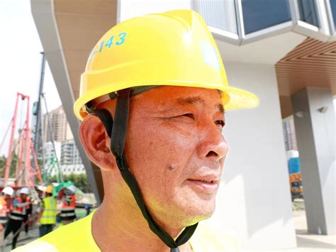 无惧烤验长宁这些户外工作者冒着高温坚守一线 上海长宁门户网站